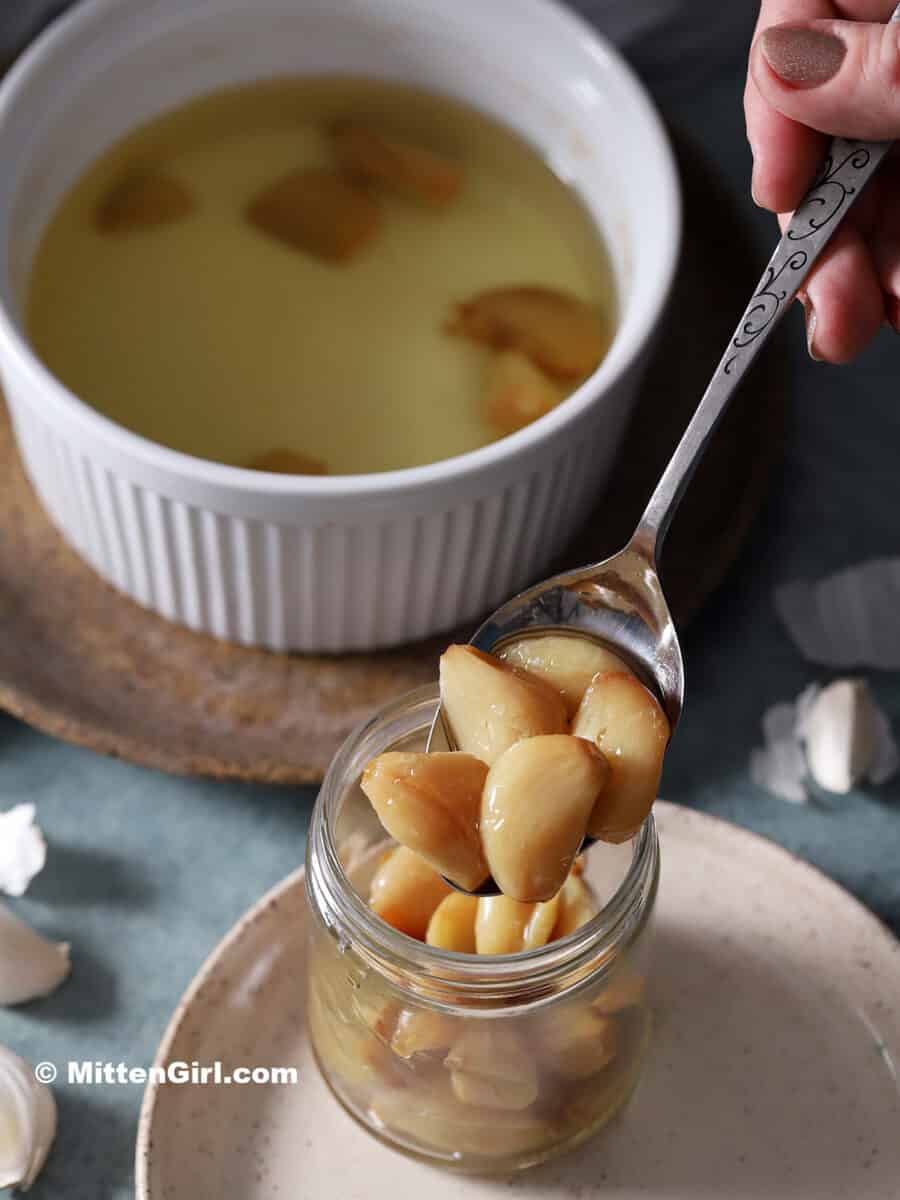 How to Roast Garlic in Olive Oil (Garlic Confit Recipe) - Homemade ...